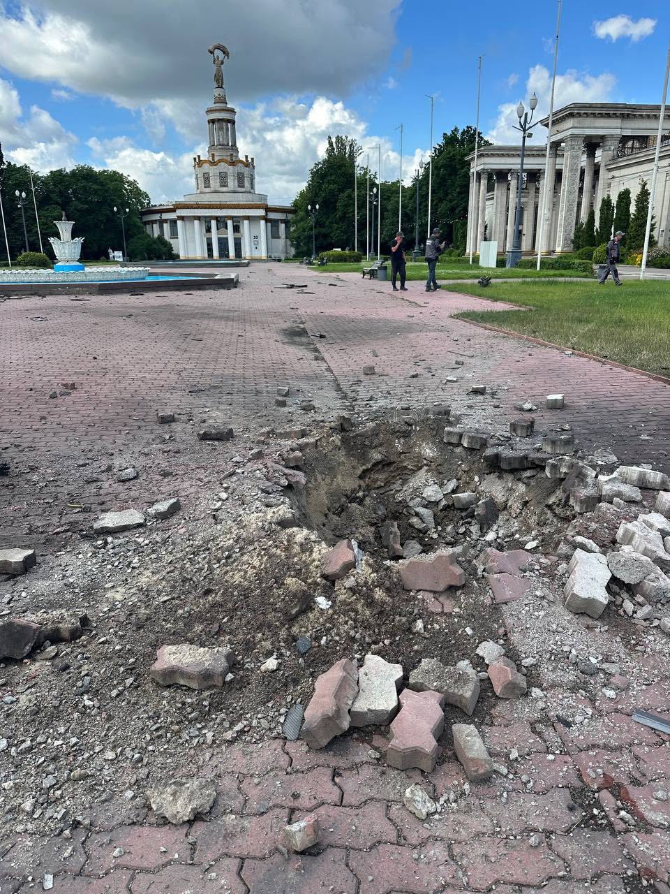 Вибито понад 60 вікон: через обстріл Києва постраждала оранжерея на ...